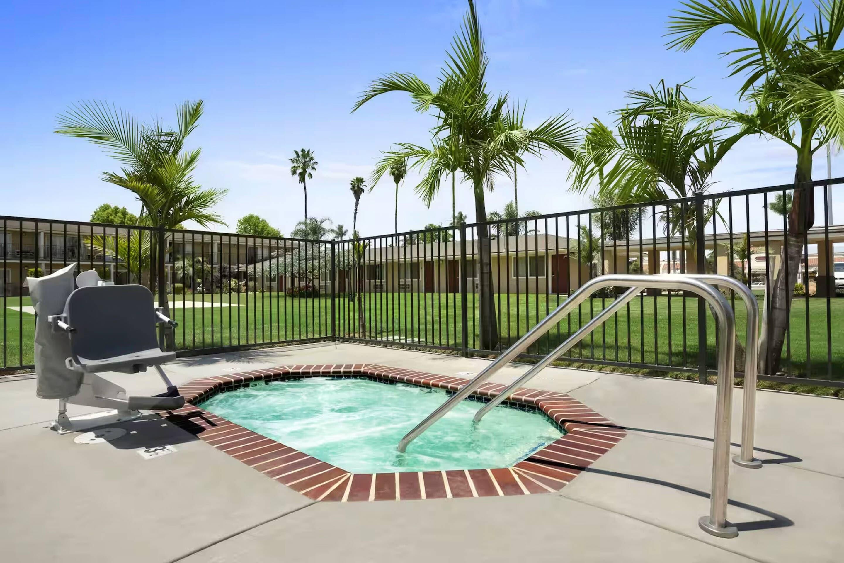 Piscina externa, funciona das 9h às 21h, guarda-sóis, espreguiçadeiras