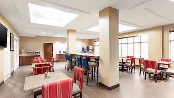Café da manhã com buffet grátis todos os dias