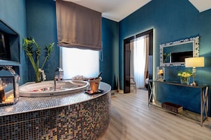 Suite Deluxe, banheira de hidromassagem | Minibar, cofre no quarto, secretária, ferro/tábua de engomar 