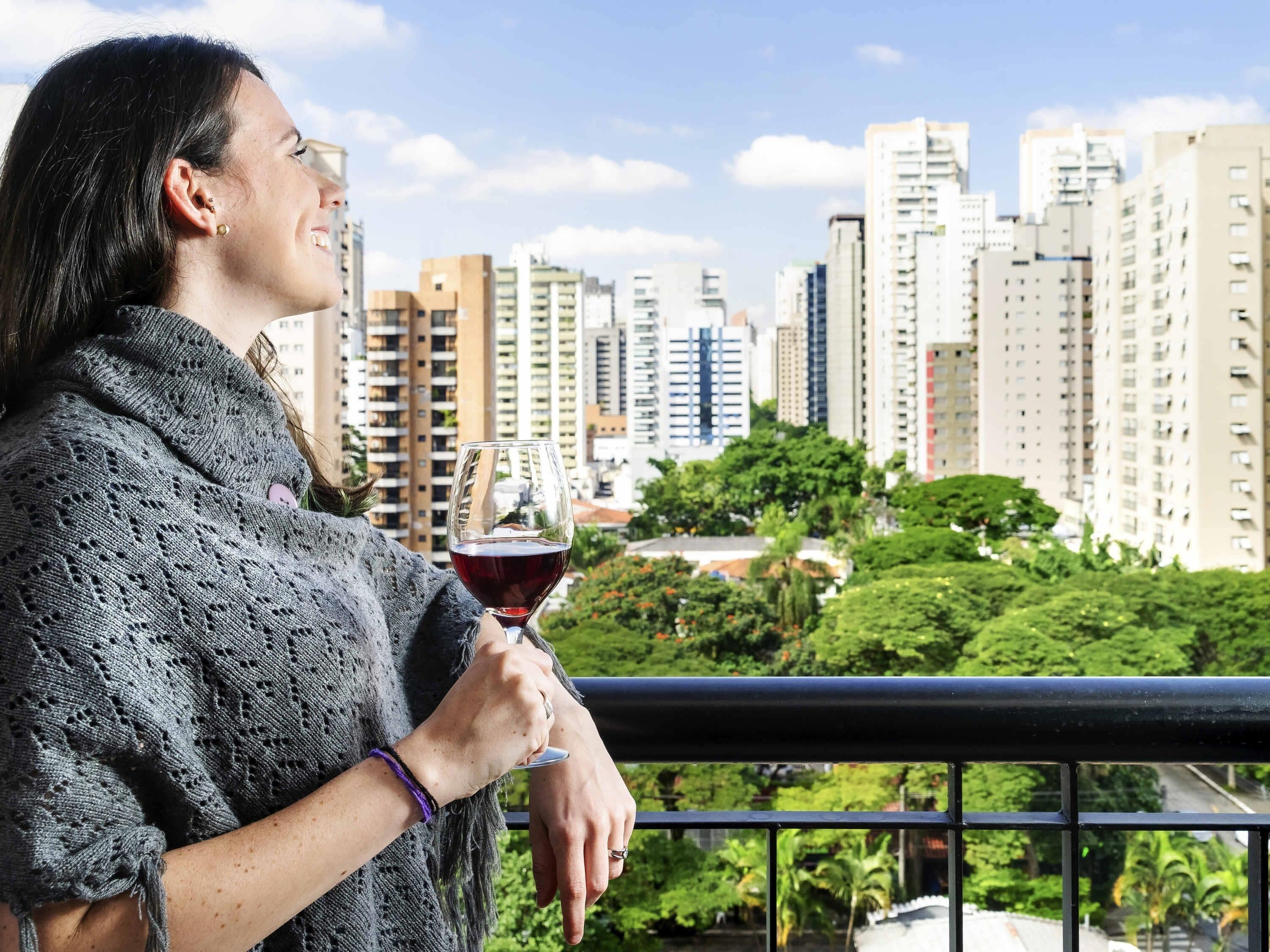 Frigobar, cofres nos quartos, escrivaninha, cortinas blackout