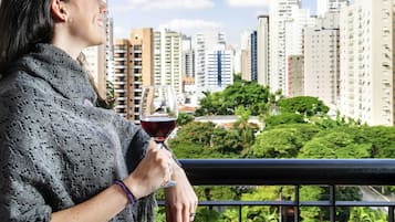 Frigobar, cofres nos quartos, escrivaninha, cortinas blackout