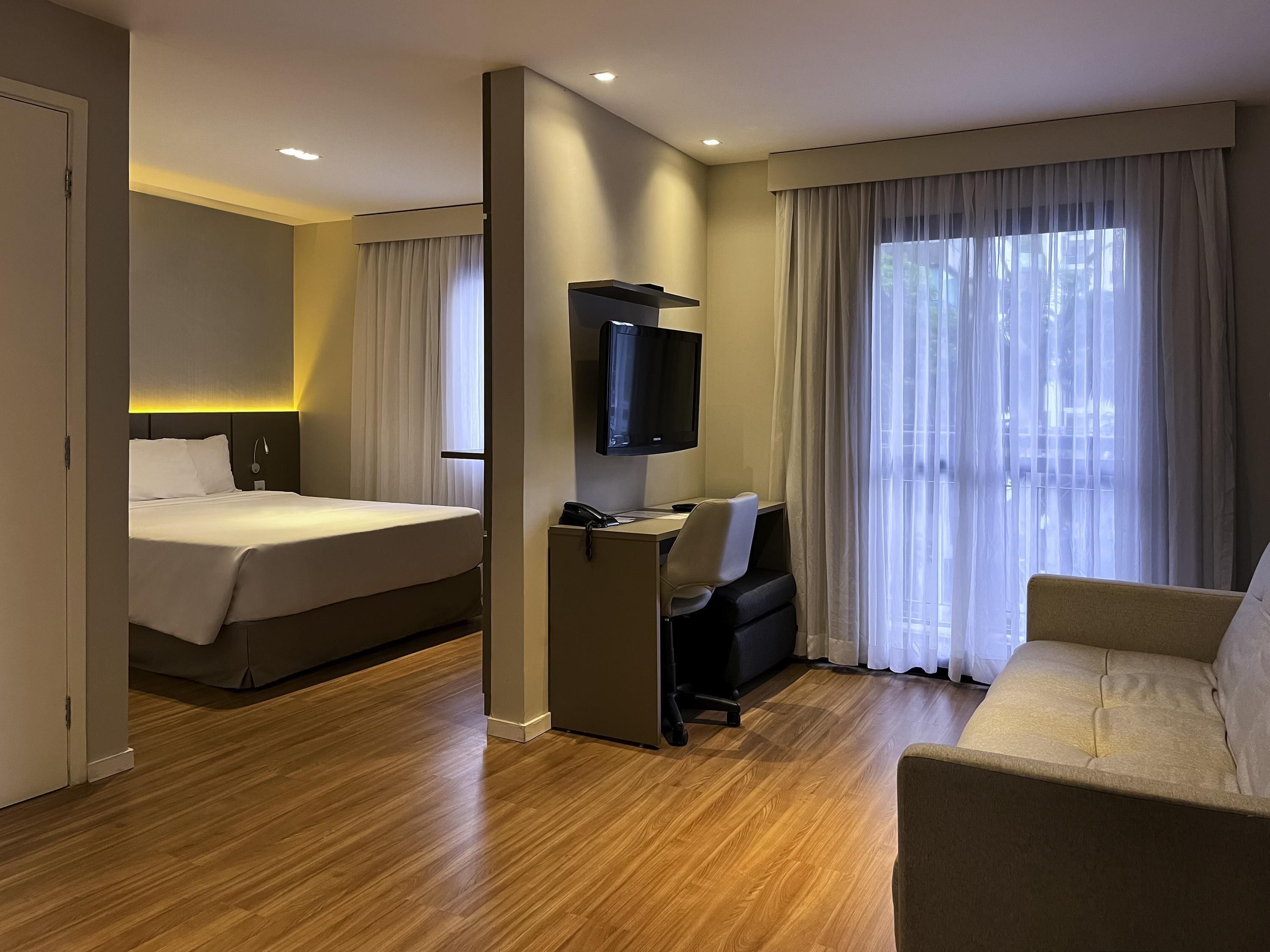 Frigobar, cofres nos quartos, escrivaninha, cortinas blackout