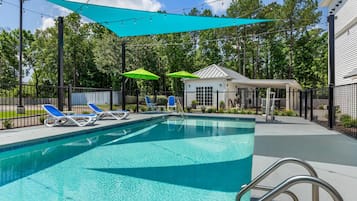 Piscina externa sazonal