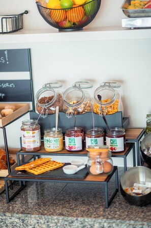 Pequeno-almoço tipo buffet diário mediante uma taxa 