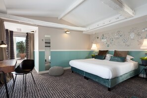 Cofre no quarto, com decoração personalizada 