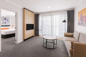 One Bedroom Apartment | Roupas de cama antialérgicas, cofres nos quartos, escrivaninha