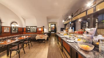 Café da manhã com buffet todos os dias (EUR 6.90 por pessoa)