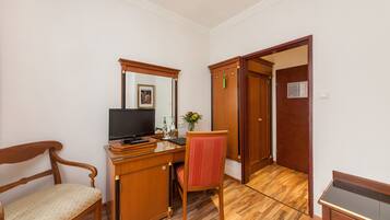 Quarto solteiro econômico | Cofres nos quartos, cortinas blackout, berços grátis