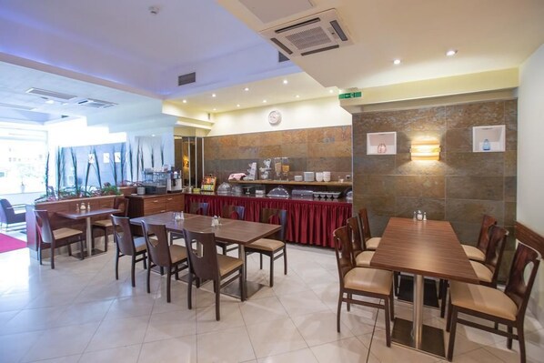 Pequeno-almoço tipo buffet diário (9 EUR por pessoa) 