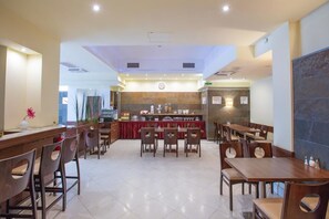 Pequeno-almoço tipo buffet diário mediante uma taxa 