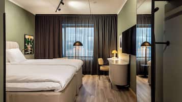 Quarto Twin | Roupa hipoalergénica, minibar, cofre no quarto, secretária