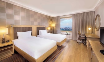 Roupa hipoalergénica, minibar, cofre com capacidade para portátil 