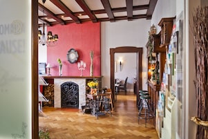 Um interior acolhedor com parede vermelha, lareira e piso de madeira.