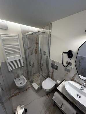 Um polibã, um chuveiro fixo, artigos de higiene pessoal grátis 