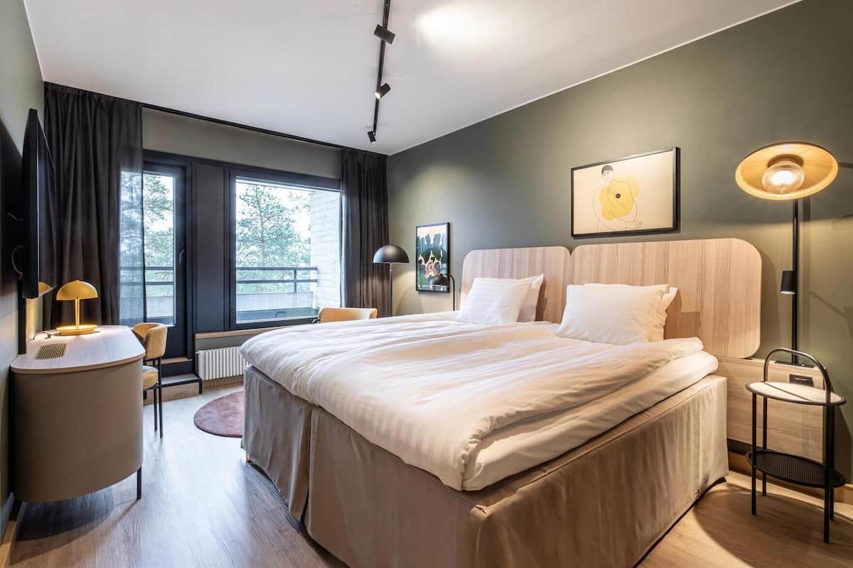 Cofres nos quartos, escrivaninha, cortinas blackout
