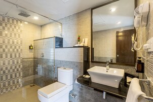 Quarto premium, vista para o mar | Banheiro | Chuveiro, secador de cabelo, chinelos, toalhas de banho