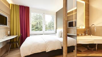 Small Charming Room (140 cm bed) | Roupa de alta qualidade, cofre no quarto, secretária