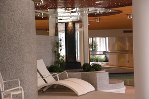 Piscina interna, espreguiçadeiras