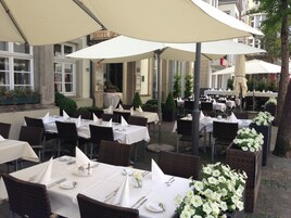 2 restaurantes, culinária internacional