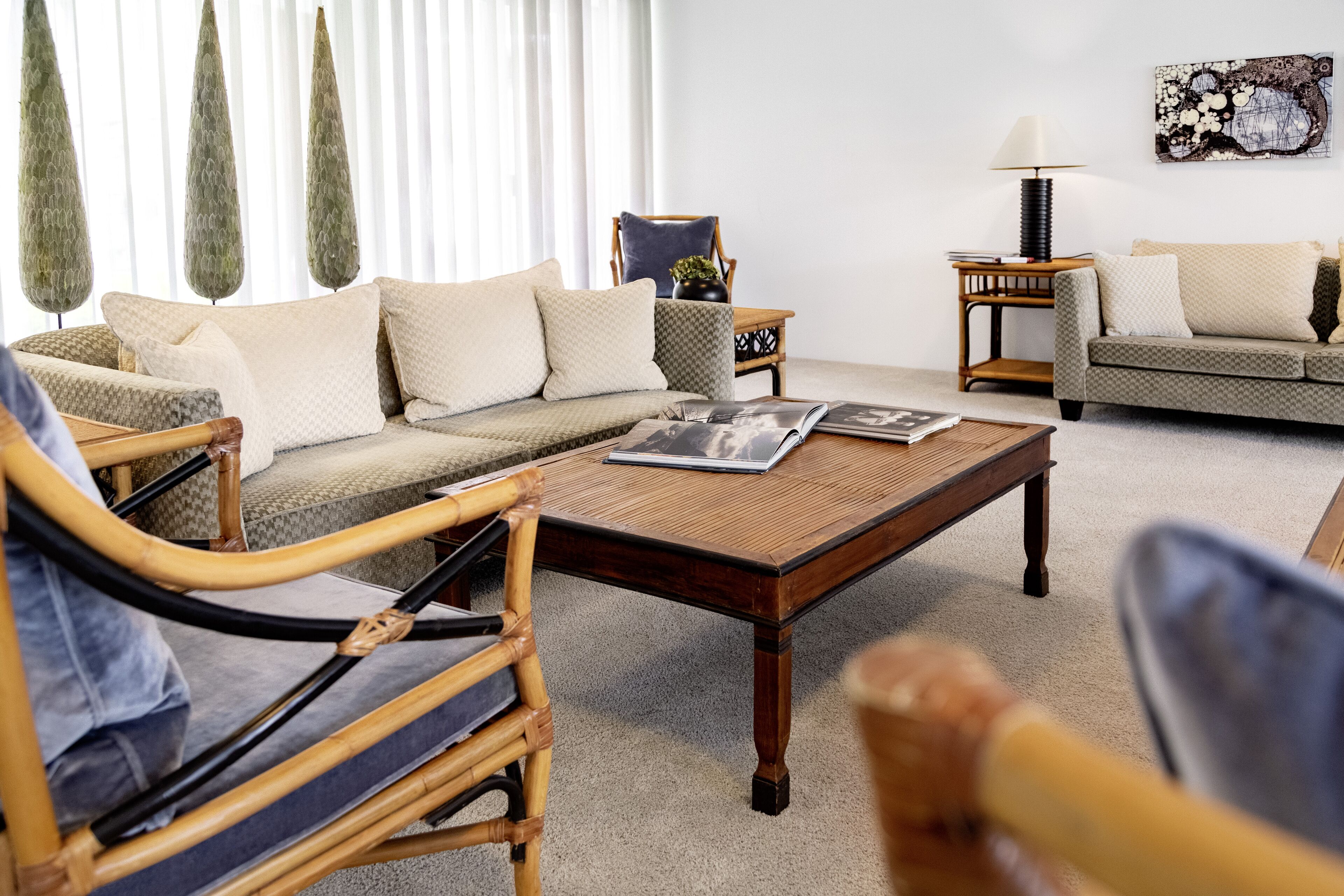Uma sala de estar com sofá, mesa de centro e poltrona.