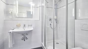 Quarto casal conforto | Banheiro | Secador de cabelo, toalhas de banho