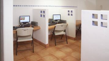 Um quarto com duas estações de trabalho, cada uma com cadeira e escrivaninha.