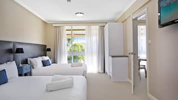 Quarto família, várias camas, para não fumantes | Frigobar, individualmente decorados, espaço de trabalho para notebook