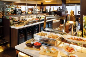 Pequeno-almoço tipo buffet diário mediante uma taxa 