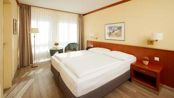 Quarto Comfort, 2 camas individuais | Roupa hipoalergénica, secretária