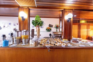 Café da manhã com buffet grátis todos os dias