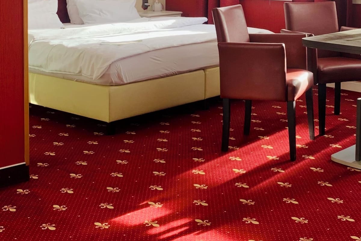 CONNE-L | Roupa de alta qualidade, camas de colchão pillowtop, cofre no quarto