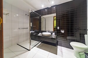 Quarto triplo standard | Banheiro | Chuveiro, produtos de toalete grátis, toalhas de banho 