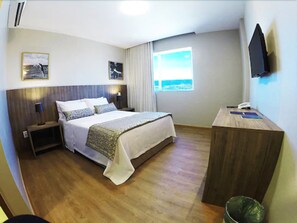 Minibar, cofre no quarto, secretária, quartos insonorizados 