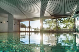 Piscina interior, guarda-sóis, espreguiçadeiras 