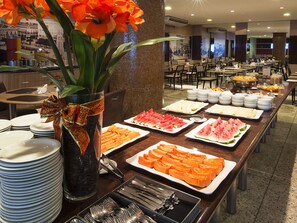 Pequenos-almoços, almoços e jantares servidos 
