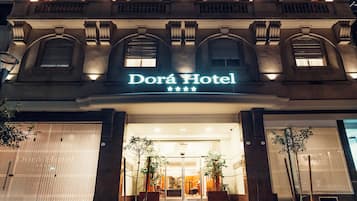 Fachada da propriedade à noite