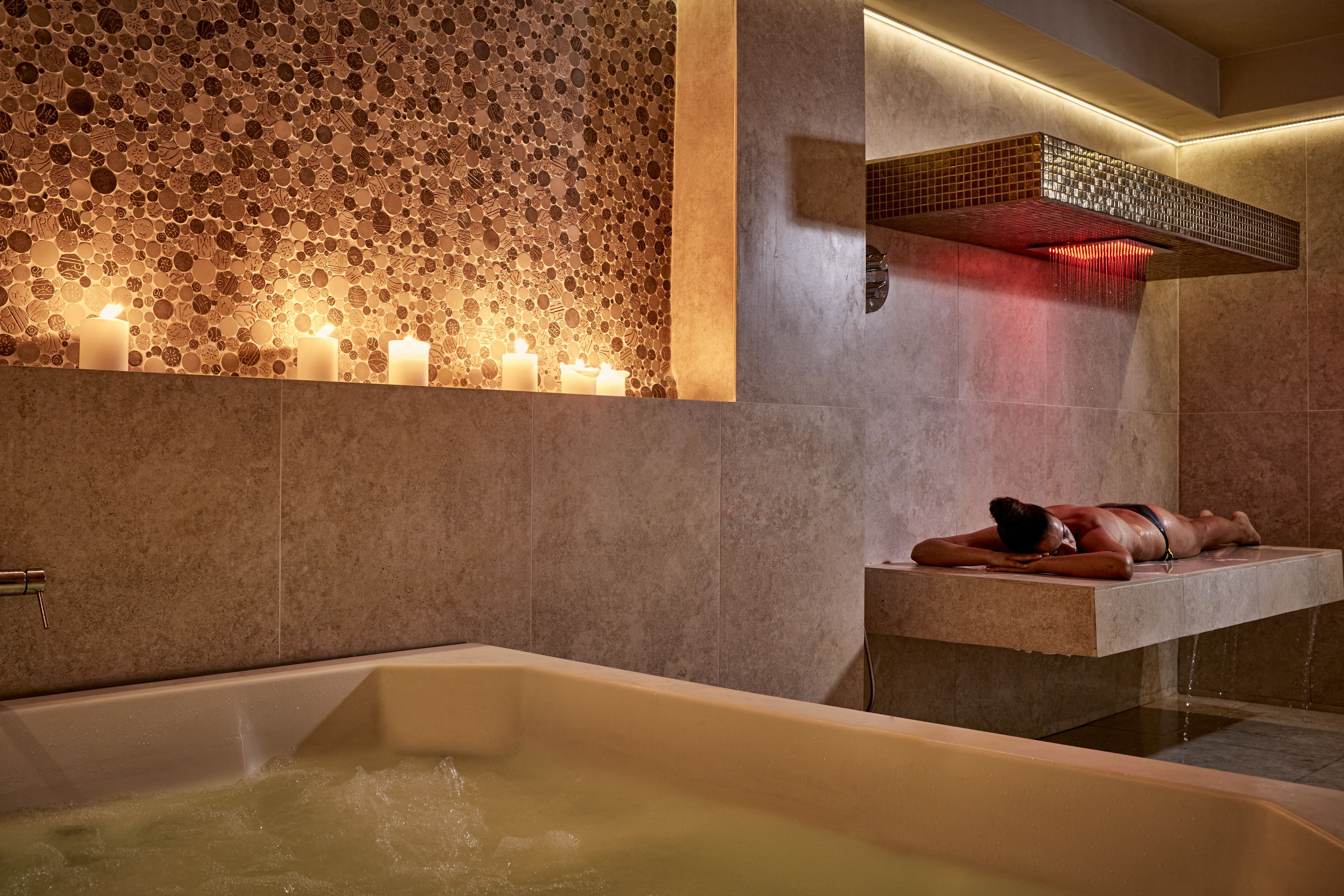 Salas para tratamentos a dois, banheira de hidromassagem, sauna a vapor
