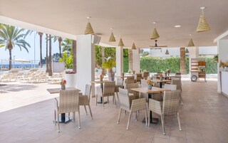 Cozinha mediterrânica, com vista para a piscina 