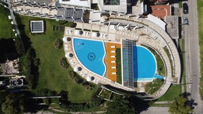 Piscina interior, piscina exterior sazonal 