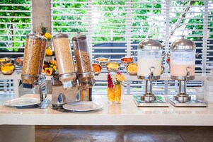 Café da manhã com buffet grátis todos os dias