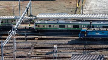 Uma estação de trem com várias plataformas e um trilho.