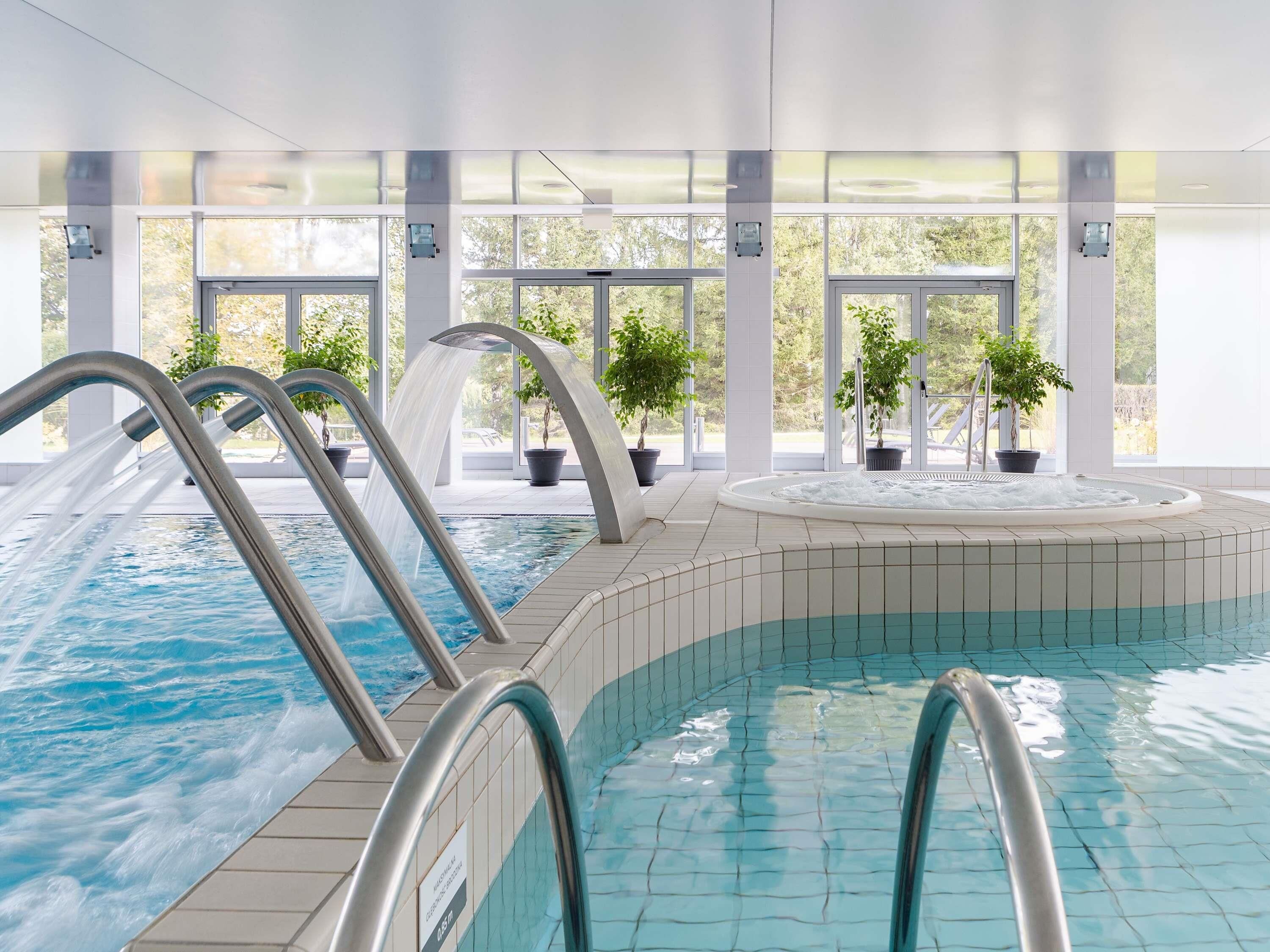 Piscina interna, funciona das 8h às 21h, espreguiçadeiras