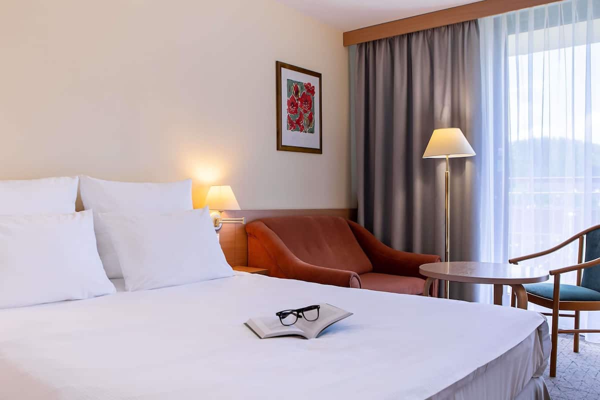 Quarto standard, 1 cama Queen e sofá-cama | Roupas de cama antialérgicas, cofres nos quartos, escrivaninha