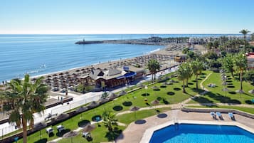 Na praia, espreguiçadeiras
