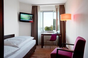 Roupas de cama antialérgicas, cofres nos quartos, escrivaninha