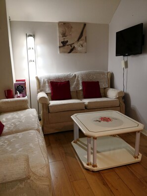 Suite, 2 quartos, não fumadores | Sala de estar | Televisor 
