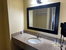 Quarto, 1 cama king-size, não fumadores | Casa de banho | Uma combinação polibã/banheira, artigos de higiene pessoal grátis