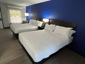 Quarto Standard, 2 camas queen-size, não fumadores, kitchenette | Cofre no quarto, secretária, internet com fios grátis 