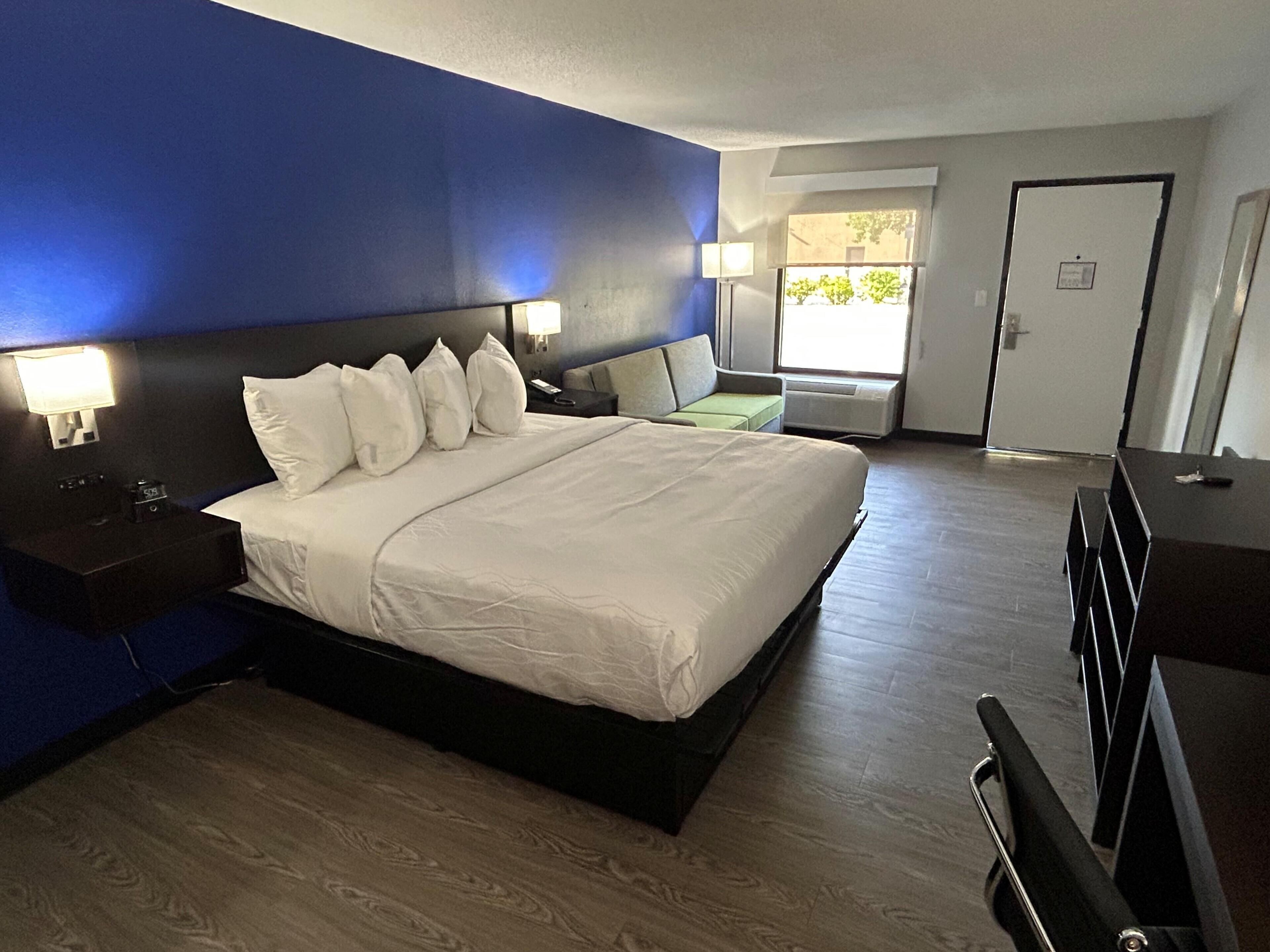 Quarto Standard, 1 cama king-size, não fumadores, kitchenette (with Sofabed) | Cofre no quarto, secretária, internet com fios grátis 