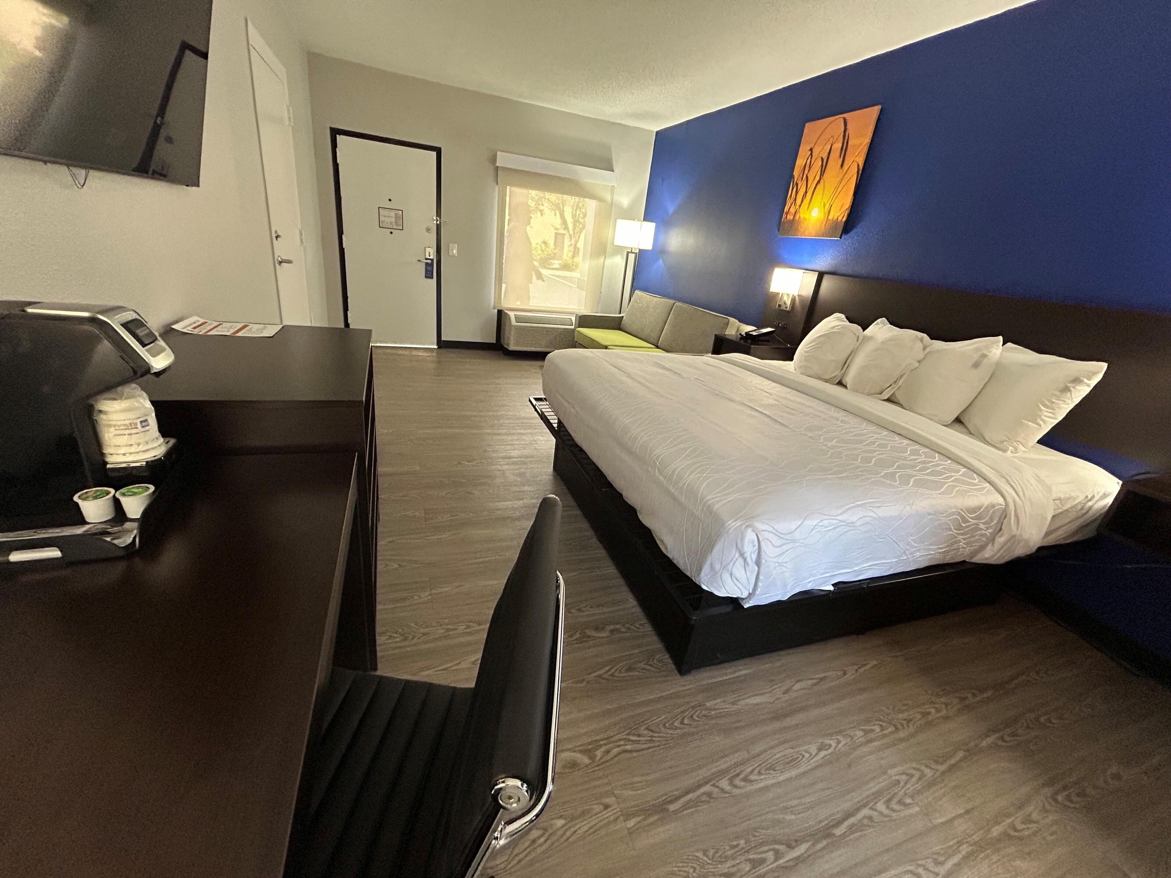 Quarto Standard, 1 cama king-size, acessível, kitchenette (Walk-in Shower;with Sofabed) | Cofre no quarto, secretária, internet com fios grátis 